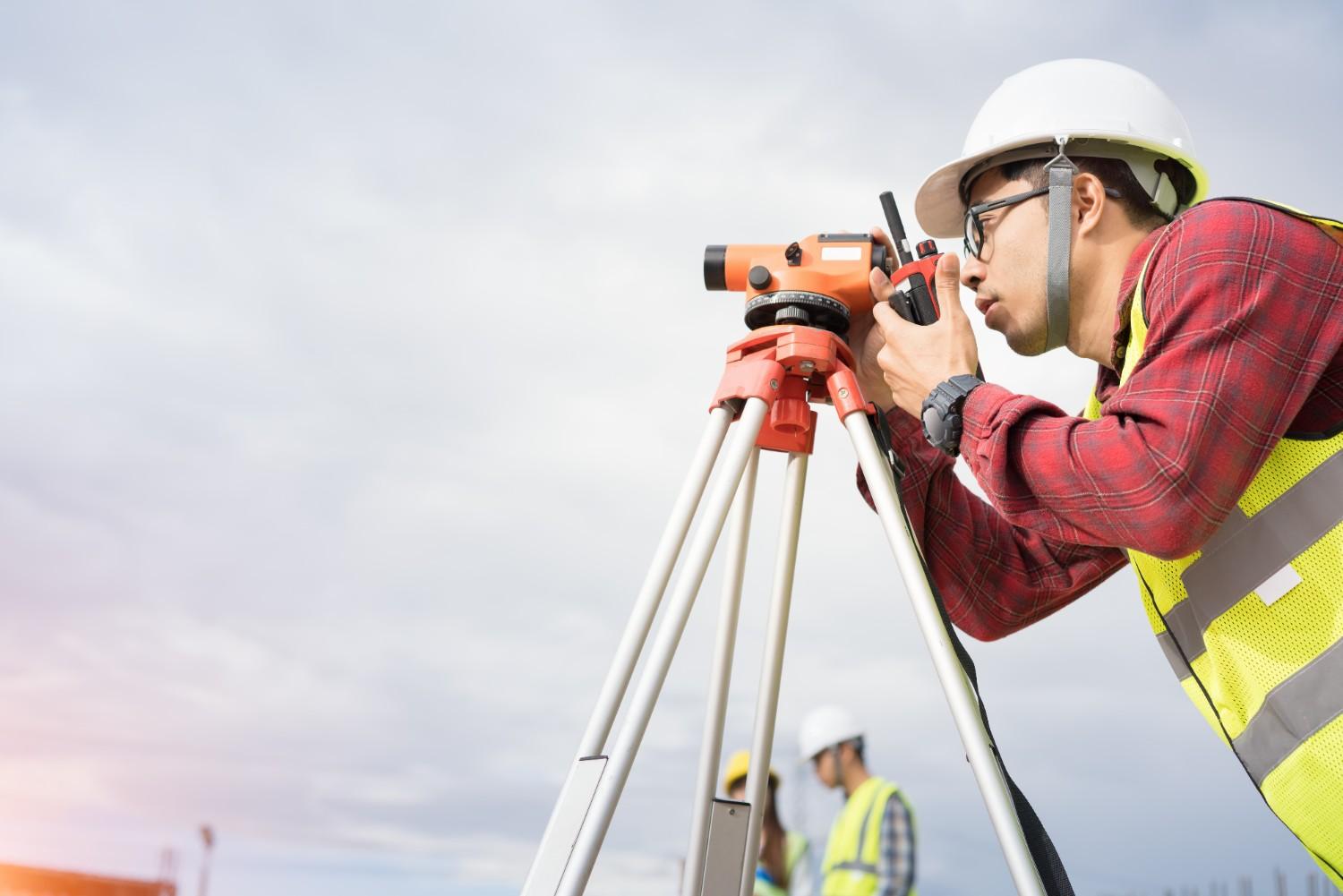 Land Surveyor vs Quantity Surveyor : Roles & When to Hire